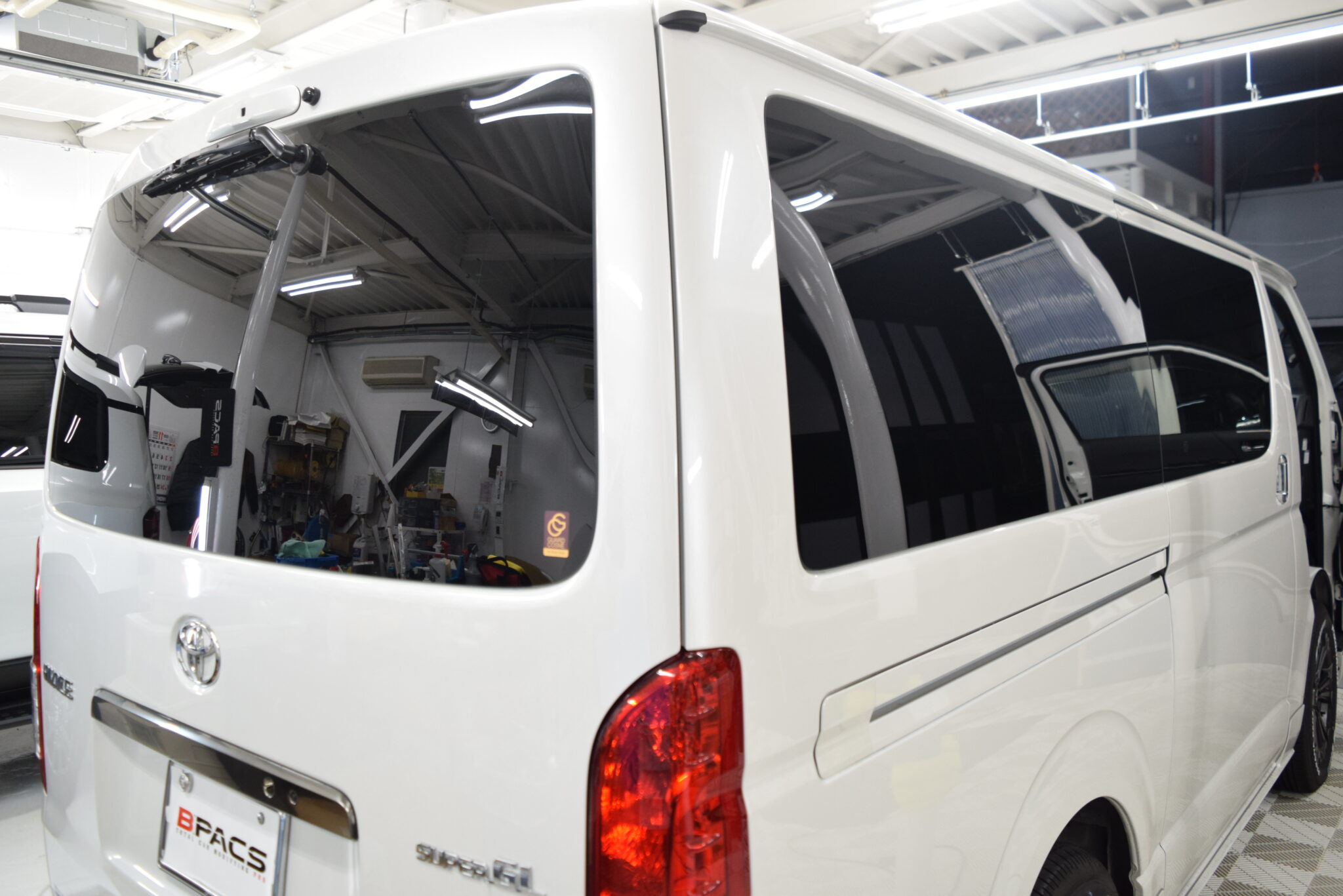 トヨタ ハイエースにフィルム施工 | B-PACS STAFF BLOG
